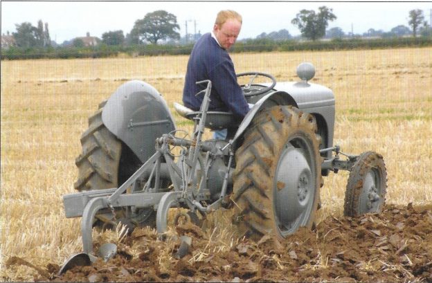 Fitting a Ferguson GP plough onto a T20 Tractor | Ferguson Club